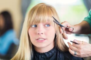 Testa grande? Veja 5 cortes de cabelo com franja para transformar seu rosto